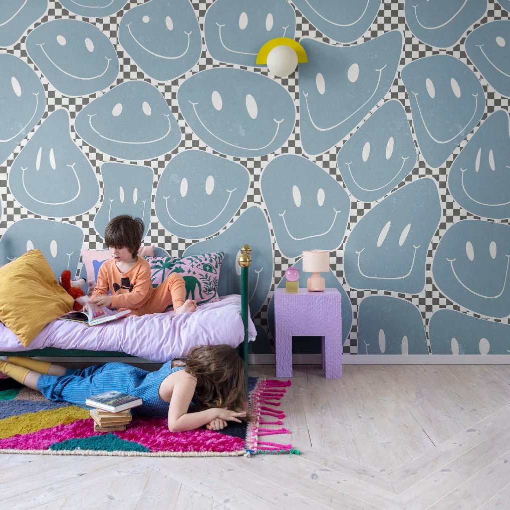 Rebel Walls Happy Rebel Blue Chess – Grafisch smiley behang